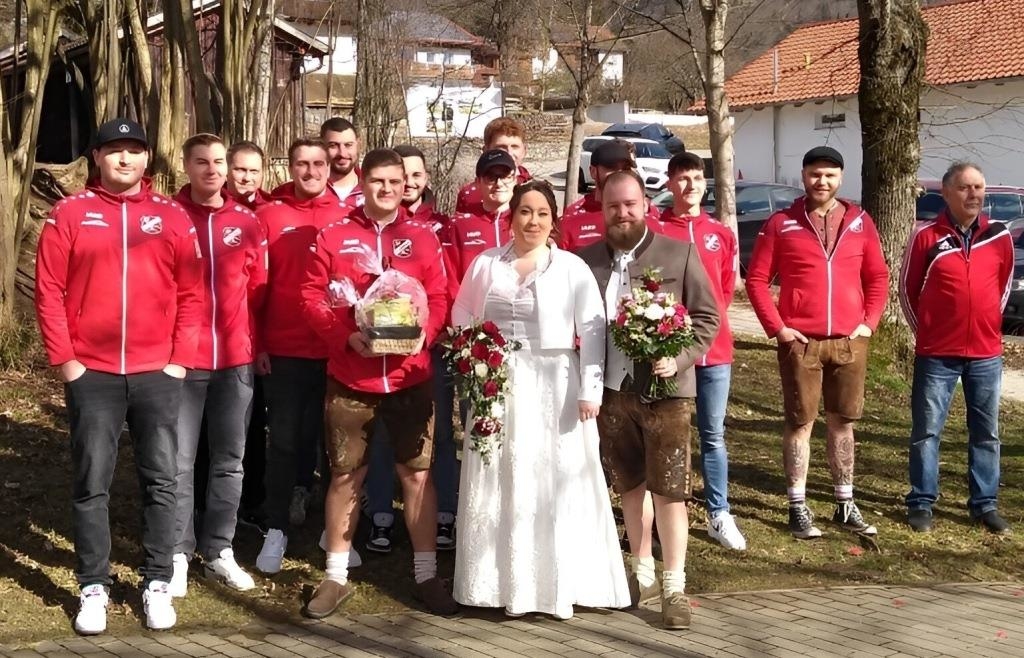 Der SV Rimbach gratulierte seinem Spieler Alexander Golomb und seiner ...