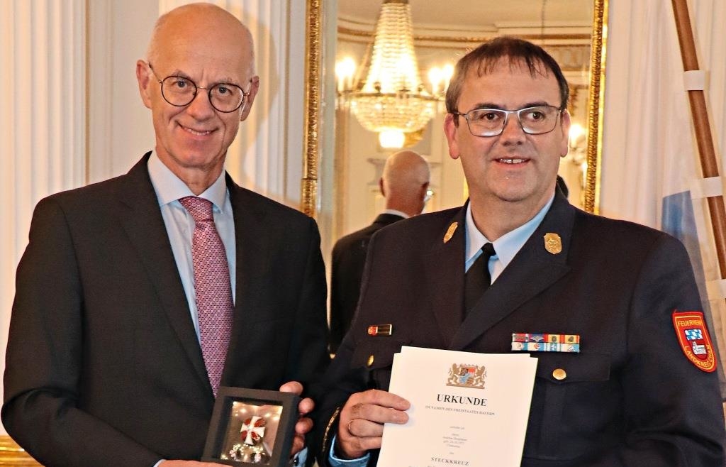 Steckkreuz für besondere Verdienste: Regierungspräsident ehrt KBI ...