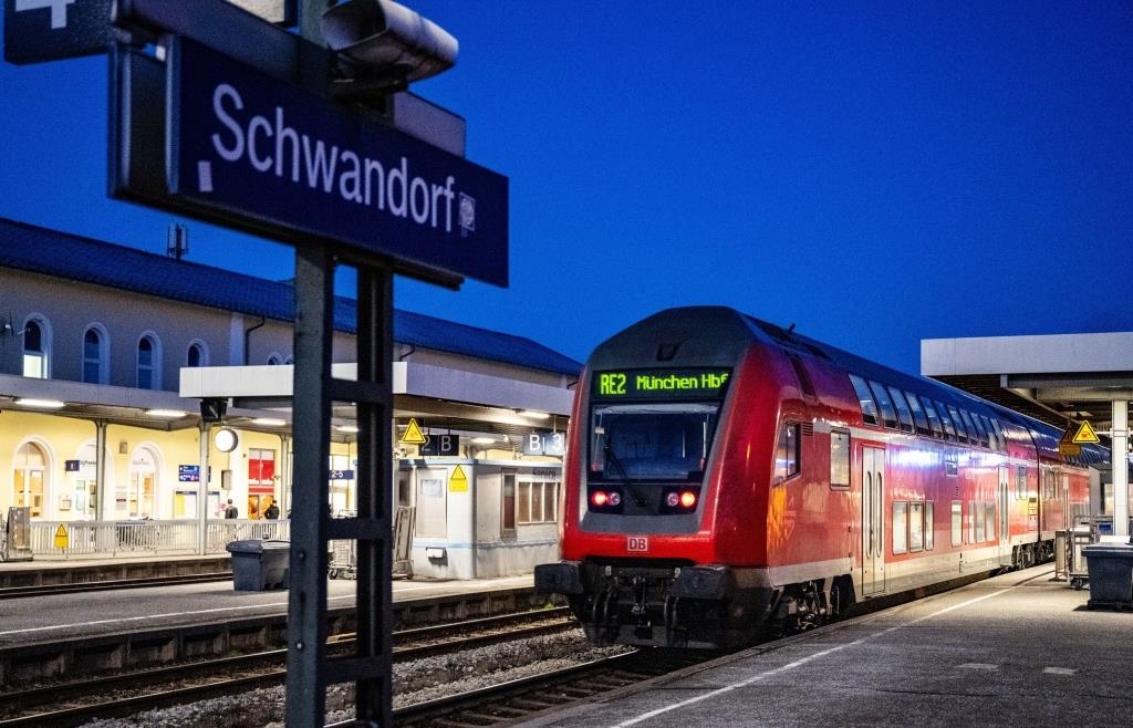 Ärger am Schwandorfer Bahnhof: Mann (32) lief stark betrunken aufs Gleis