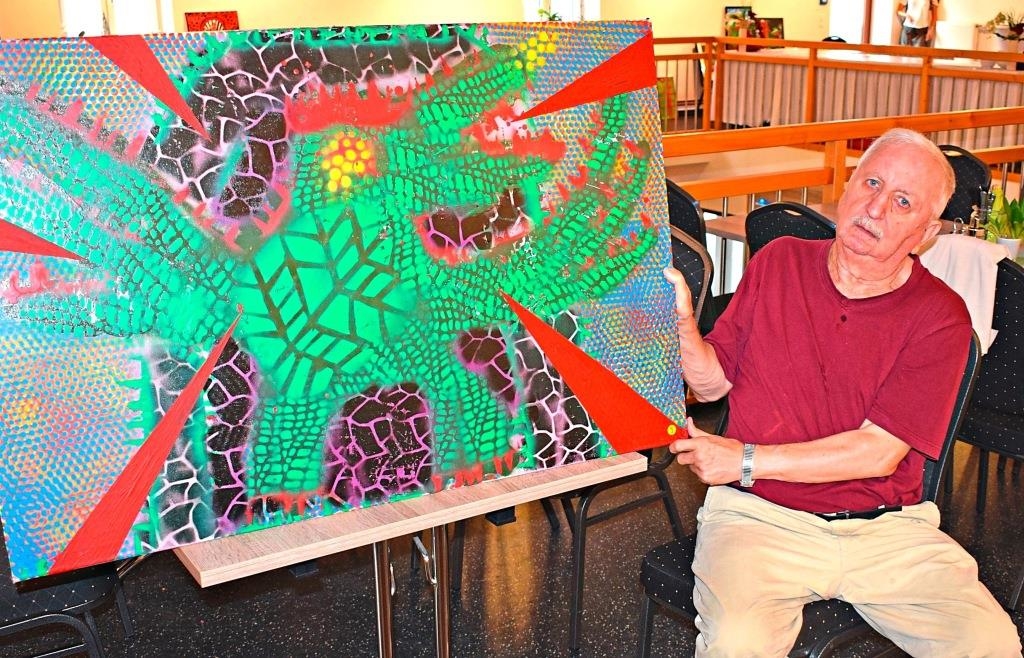 Max Riedl aus Furth im Wald zeigt seine Drachenbilder und hat eine ...