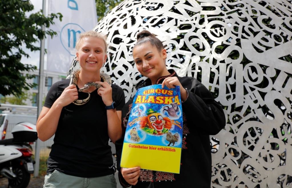 Auf Tuchfühlung mit der Zirkus-Python: Circus Alaska wirbt mit ...