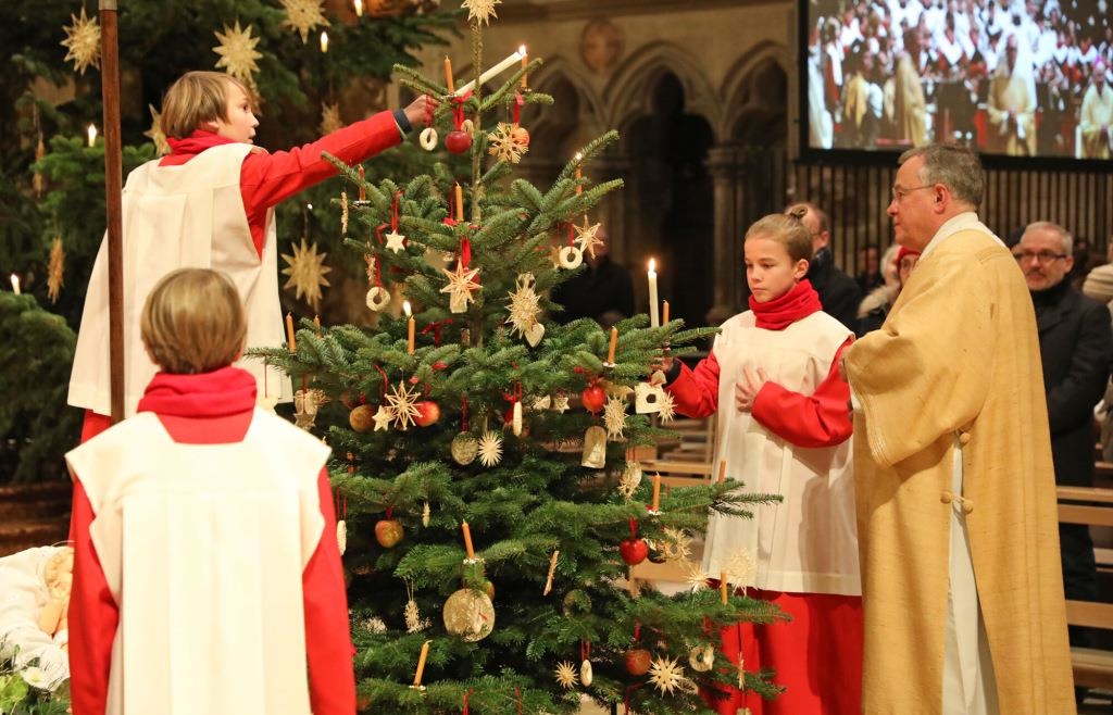 Zahlreiche Gläubige feiern die Christmette im Regensburger Dom
