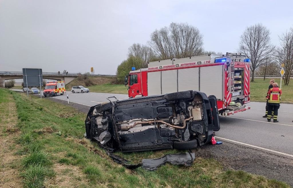 Vier Verletzte bei Unfall nahe Mitterteich – Hubschraubereinsatz nach medizinischem Notfall