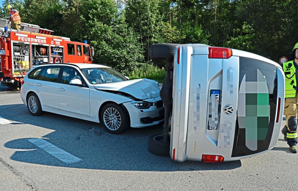 Vorfahrt missachtet: Auto kippt bei Unfall in Teublitz um