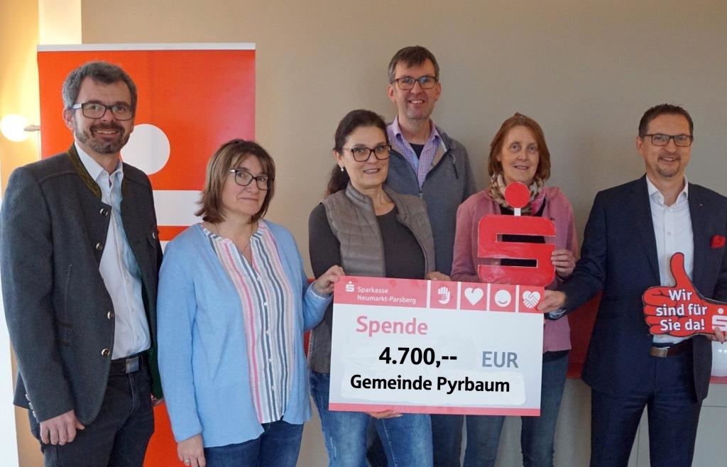 Sparkasse Neumarkt unterstützt Vereine in Pyrbaum und spendet 4700 Euro