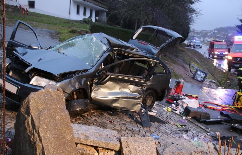 Tragischer Verkehrsunfall bei Rimbach: Auto überschlägt sich – Mann (23 ...
