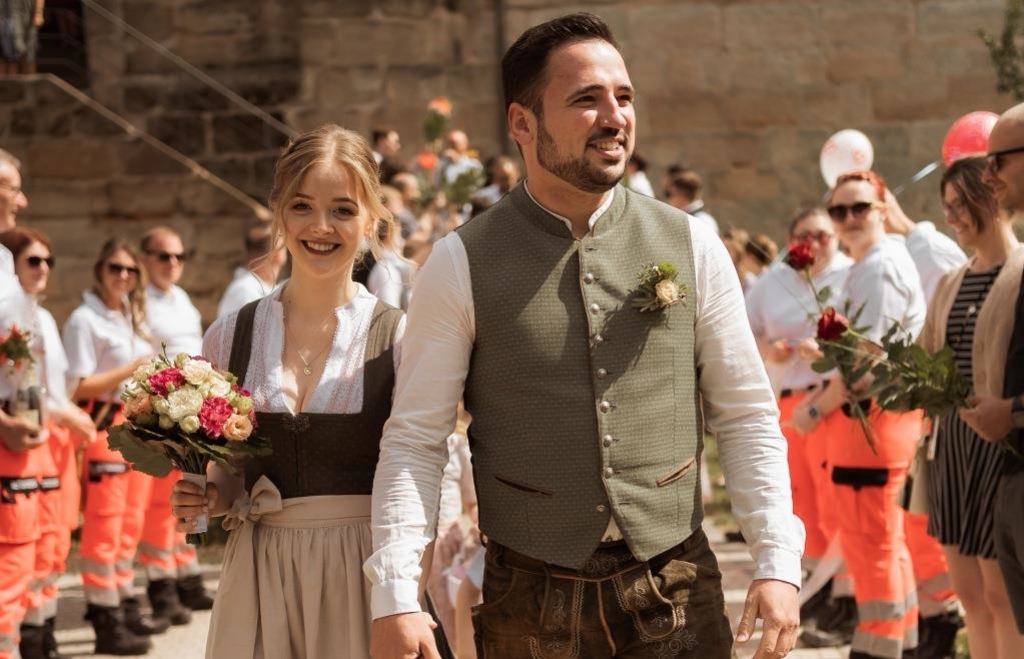 Sonja und Pascal geben sich das Jawort im Pyrbaumer Schlossstadel