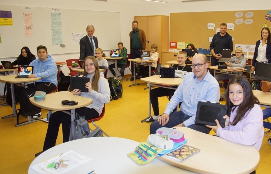 Rektor Philipp Hofmeister verteilt viel Lob für die digitale Schule