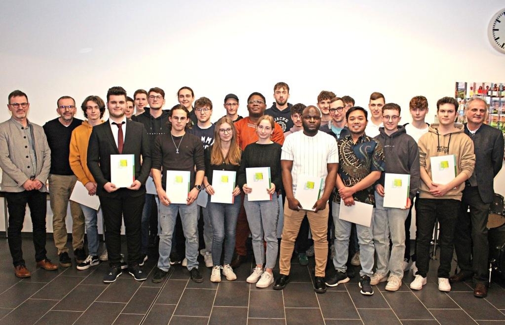 „Eine gute Entscheidung getroffen“: 54 junge Leute erhielten in Cham ...