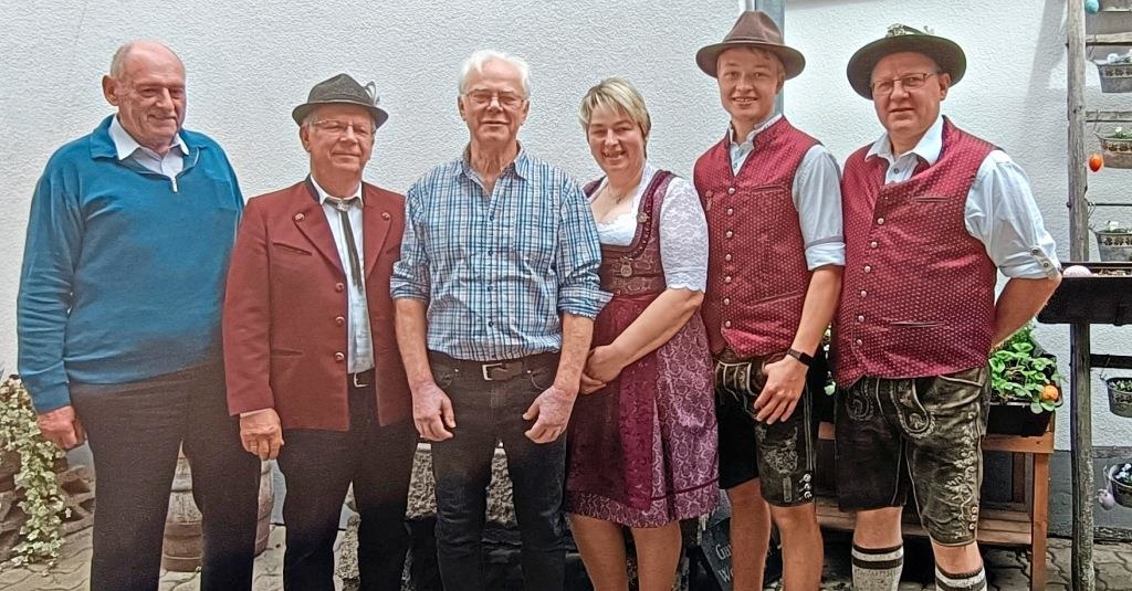 Trachtenverein gratuliert Josef Geiger zum 75.