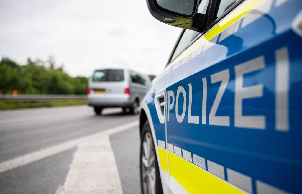 Autofahrer zwingt Mann zum Anhalten, beleidigt ihn und belehrt ihn über ...