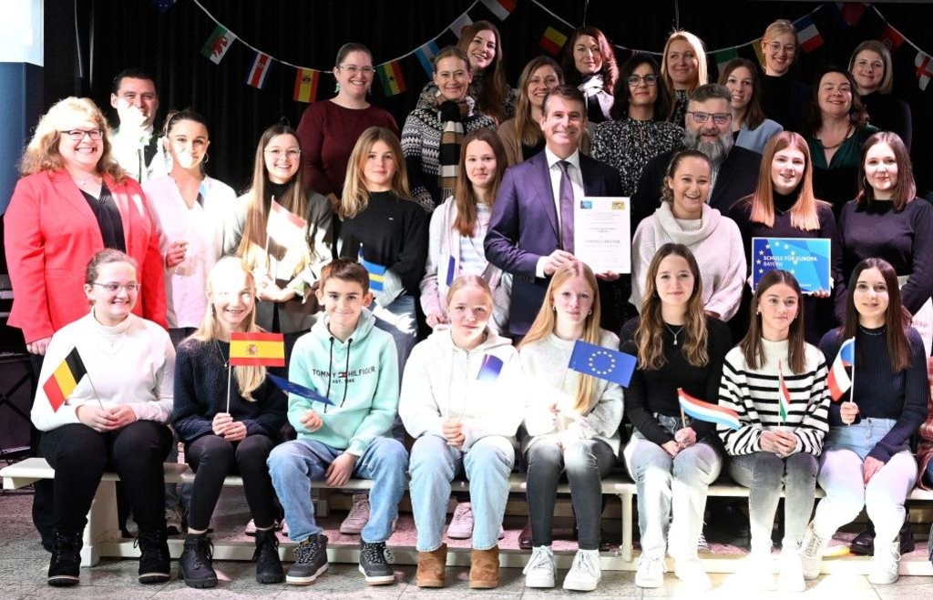 In Nabburg ist Europa zuhause: Minister Eric Beißwanger übergibt ...