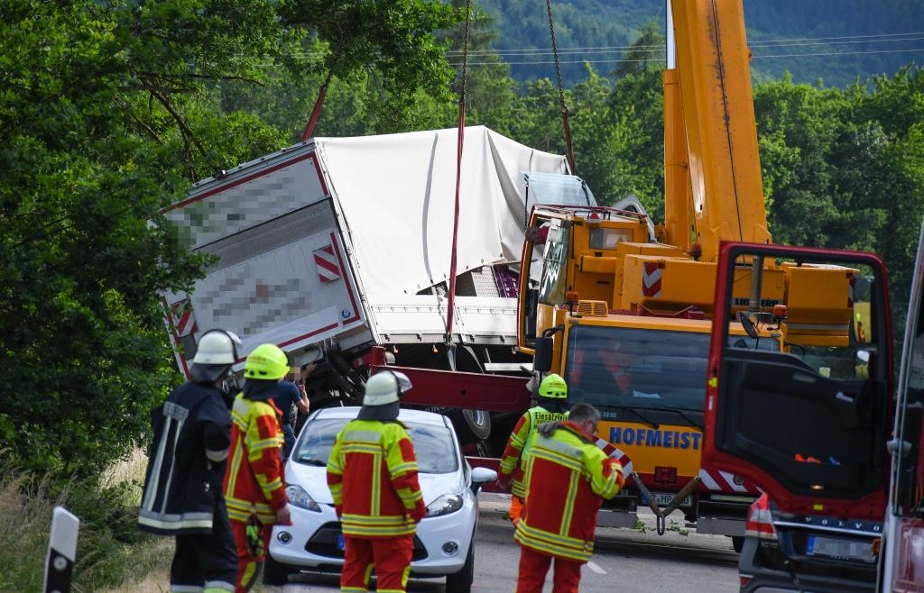 Lastwagen-Fahrer (59) kommt bei Unfall im Kreis Regensburg ums Leben