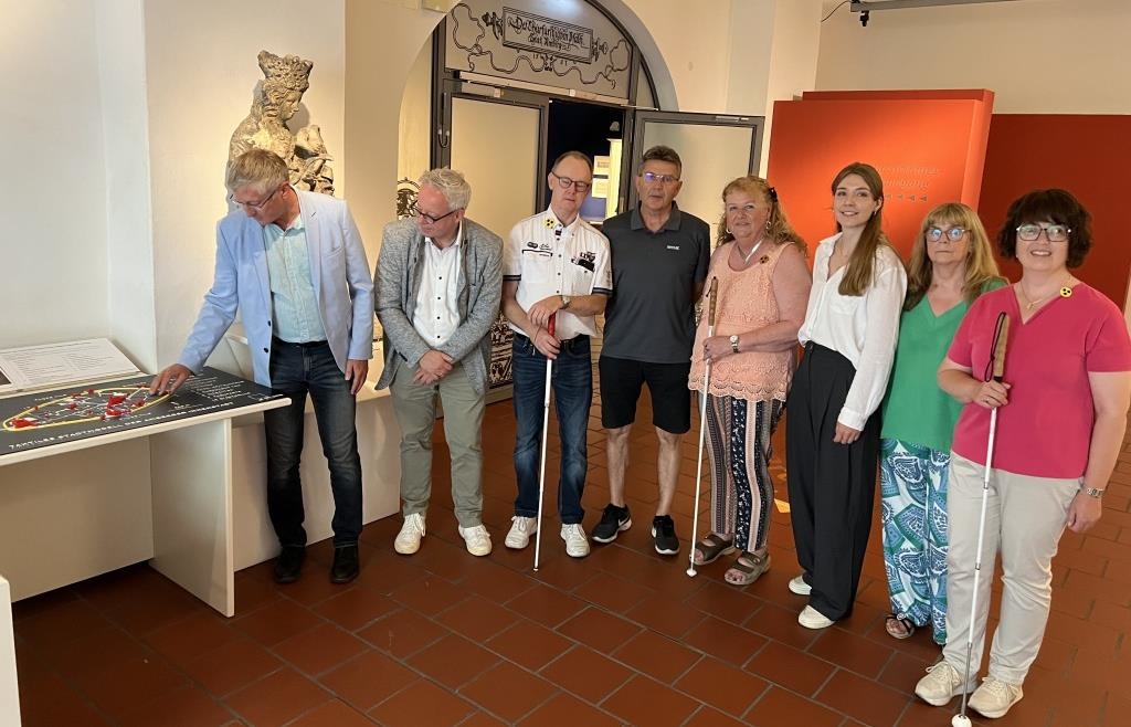 Das Amberger Ei im Stadtmuseum ertasten: Kultur soll barrierefrei ...