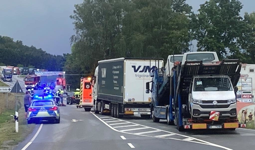 Unfall auf der B20: Vier Verletzte und Totalschaden nahe der Grenze in Furth im Wald
