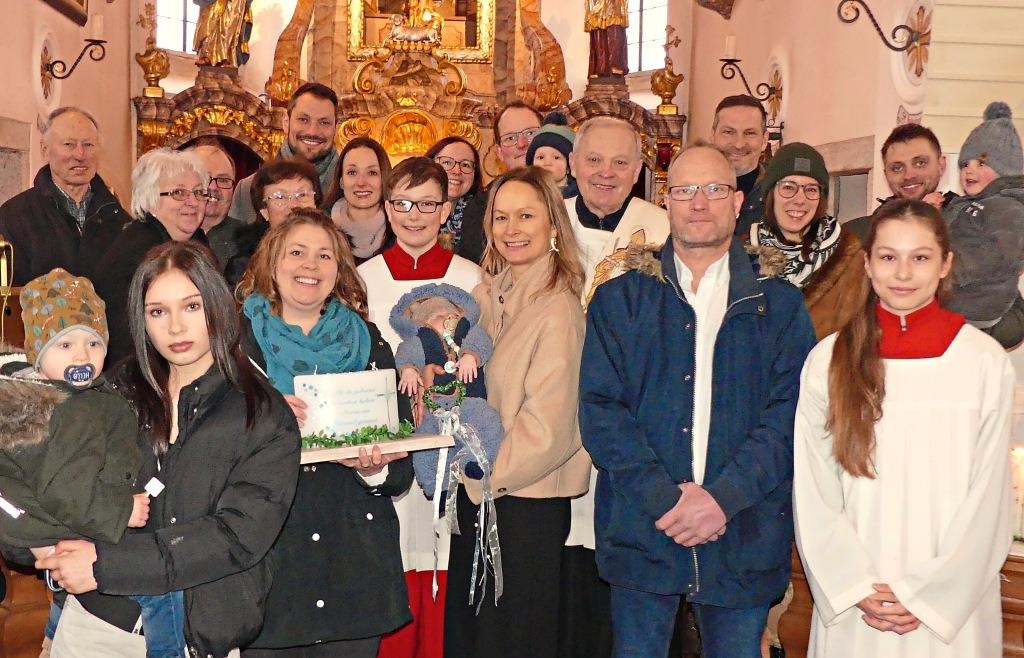 Luka Simon empfängt der Pfarrkirche Sankt Sebastian in Herzogau das ...