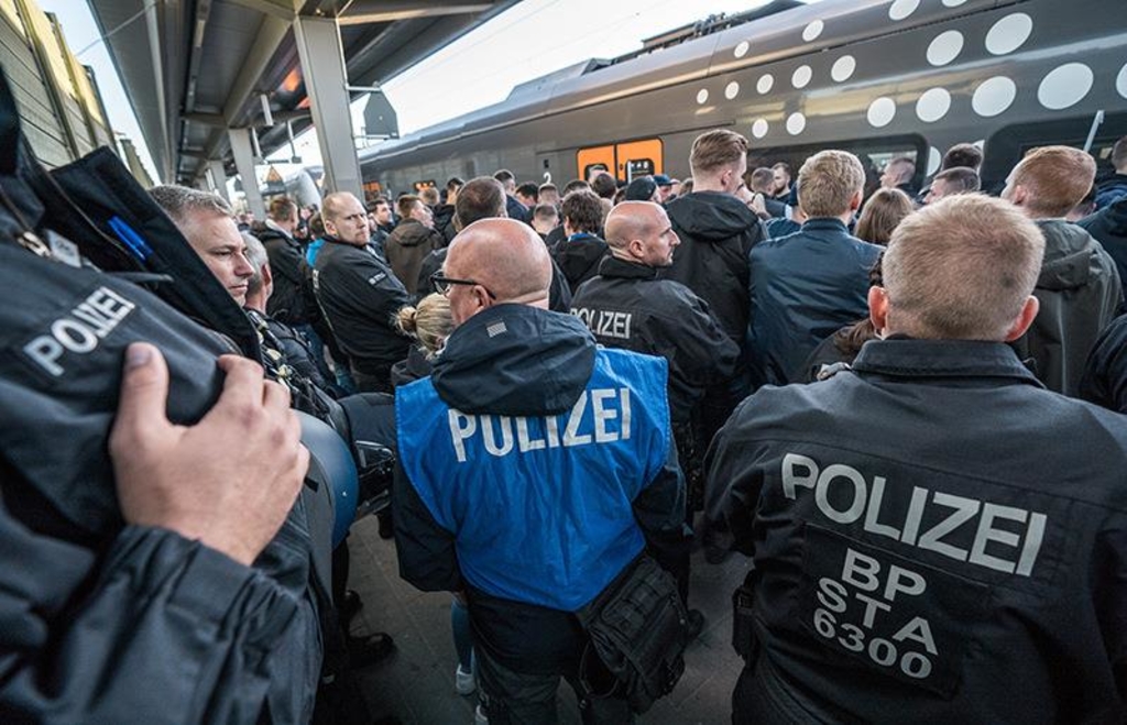 Jahn-Fans im Sonderzug beklaut: Bundespolizei sucht weitere Opfer