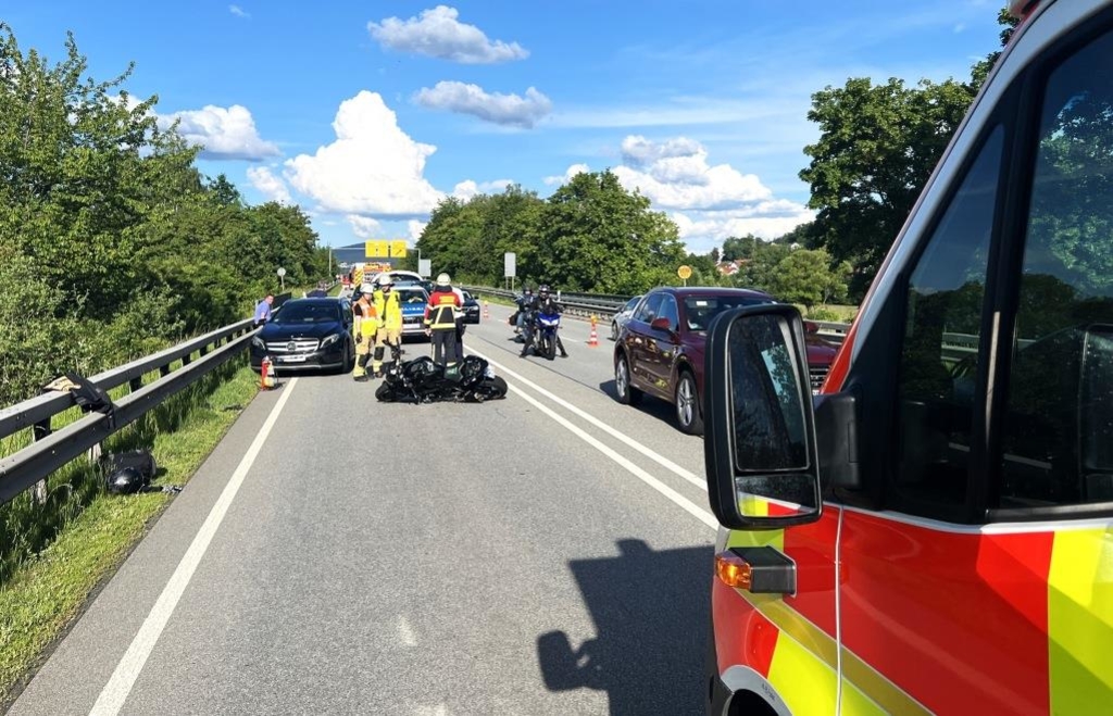 Unfall auf der B20 bei Cham: Kawasaki-Fahrer (61) bremst zu spät und prallt auf BMW
