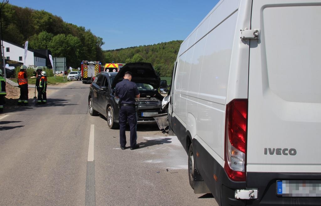 Auto gerät auf Gegenfahrbahn: Zwei Menschen bei Unfall in Sinzing verletzt
