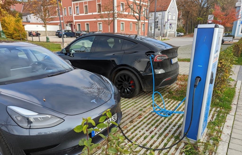 Neustadt stärkt Elektromobilität: Neue Ladesäulen sollen Nutzung von E-Autos verbessern