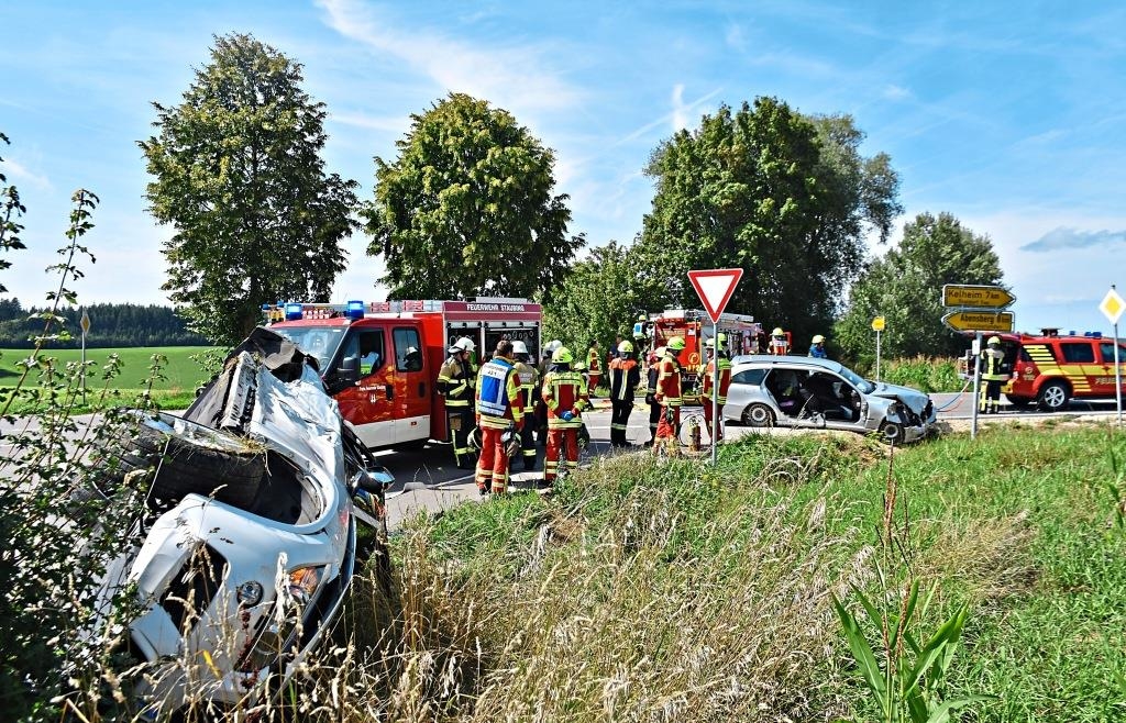 Vorfahrt missachtet – Vier Personen nach Crash bei Holzharlanden im Krankehaus