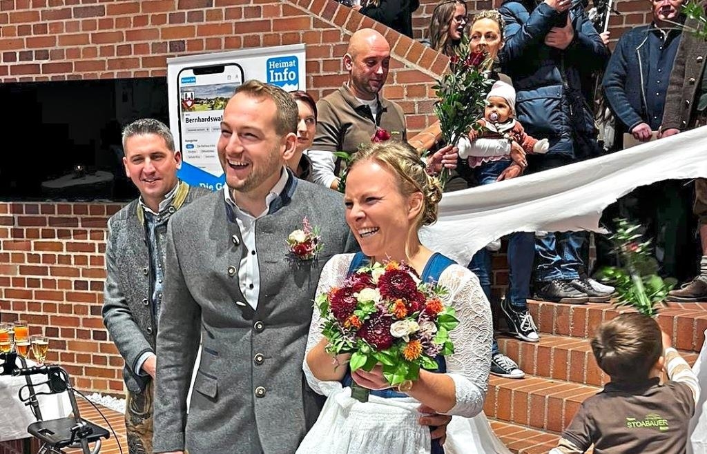 Langes Ehrenspalier: Steffi und Thomas Oswald haben sich das Ja-Wort ...