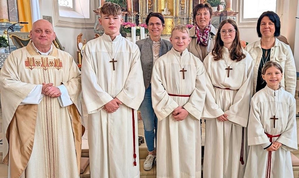 Kaplan verabschiedet drei Ministranten in Holnstein