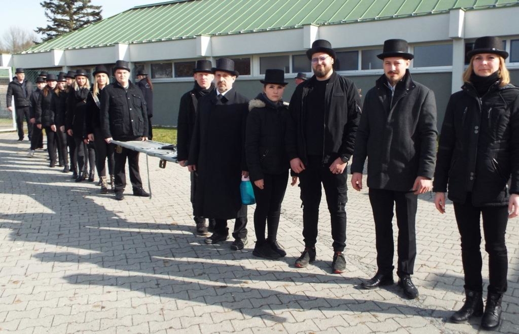 In Schwarz durch den Ort: Bei Fischzug in Kümmersbruck gehen auch ...