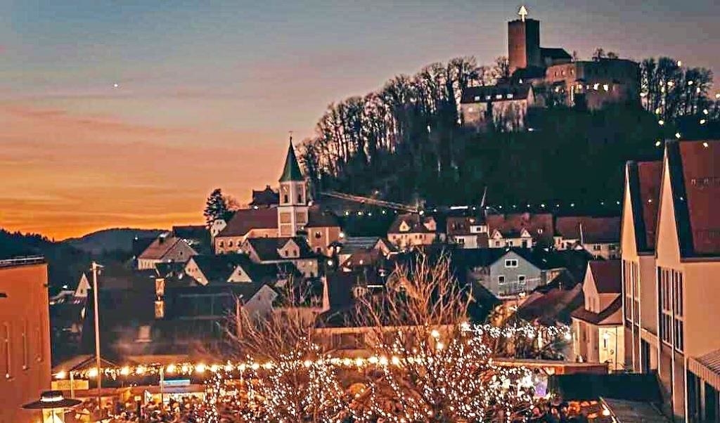 Von Niklaus bis Zauberer: Christkindlmarkt in Falkenstein war ein ...