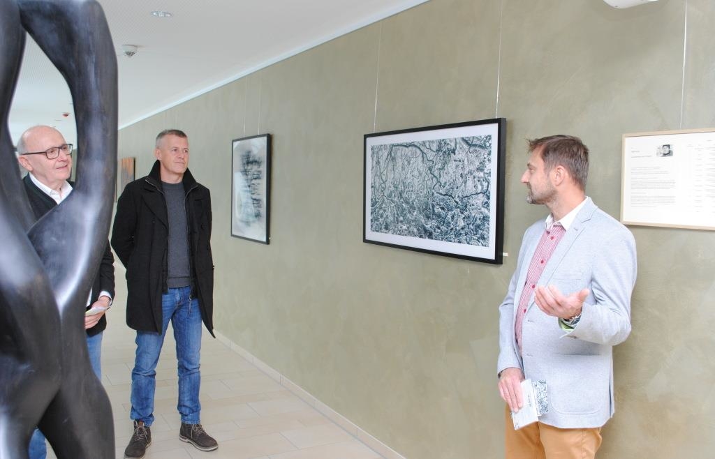 Ingolf Keller stellt Fotografien und Skulpturen im Landratsamt Kelheim aus