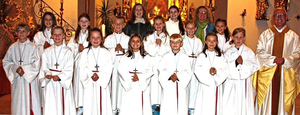 14 neue Ministranten am Altar