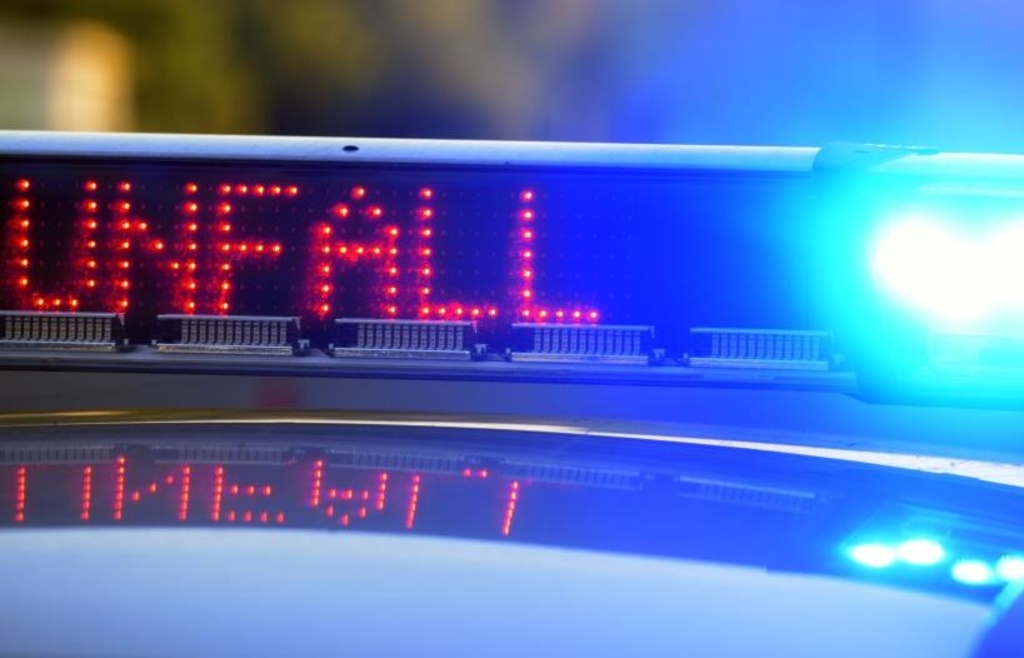 Auto fährt bei Hausen in Sicherungsanhänger einer Baustelle - A93 ...