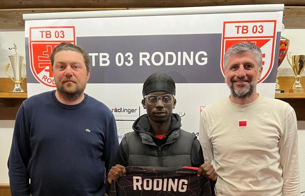 Der TB 03 Roding lotst das 18-jährige Ausnahmetalent Ivan Mukulu Mbangi ...