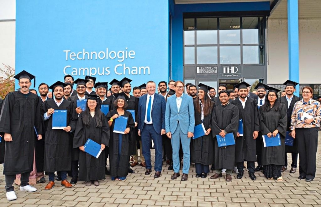 85 Absolventen am Technologie Campus Cham verabschiedet: Für die Besten gab es Preise