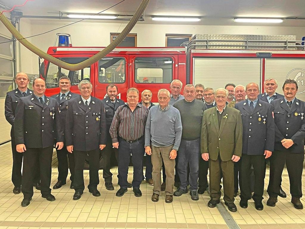 Feuerwehr zeichnet Mitglieder aus