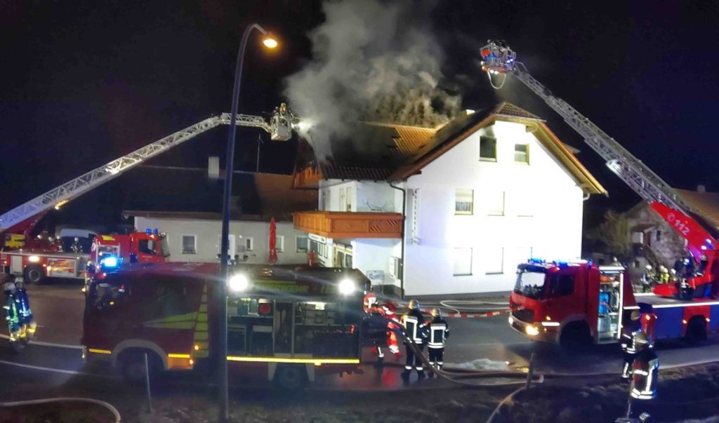 Großeinsatz der Feuerwehr bei Brand in Wohn- und Geschäftshaus in Radling
