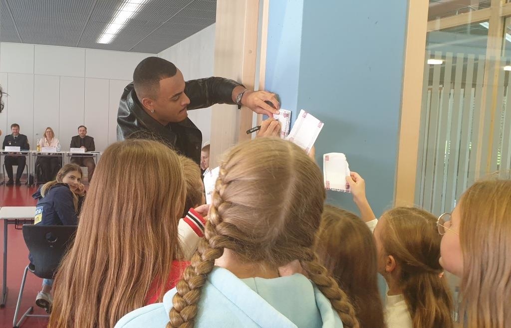 Spontaner Besuch in Neumarkt: Influencer Martin Sperber unterstützt ...