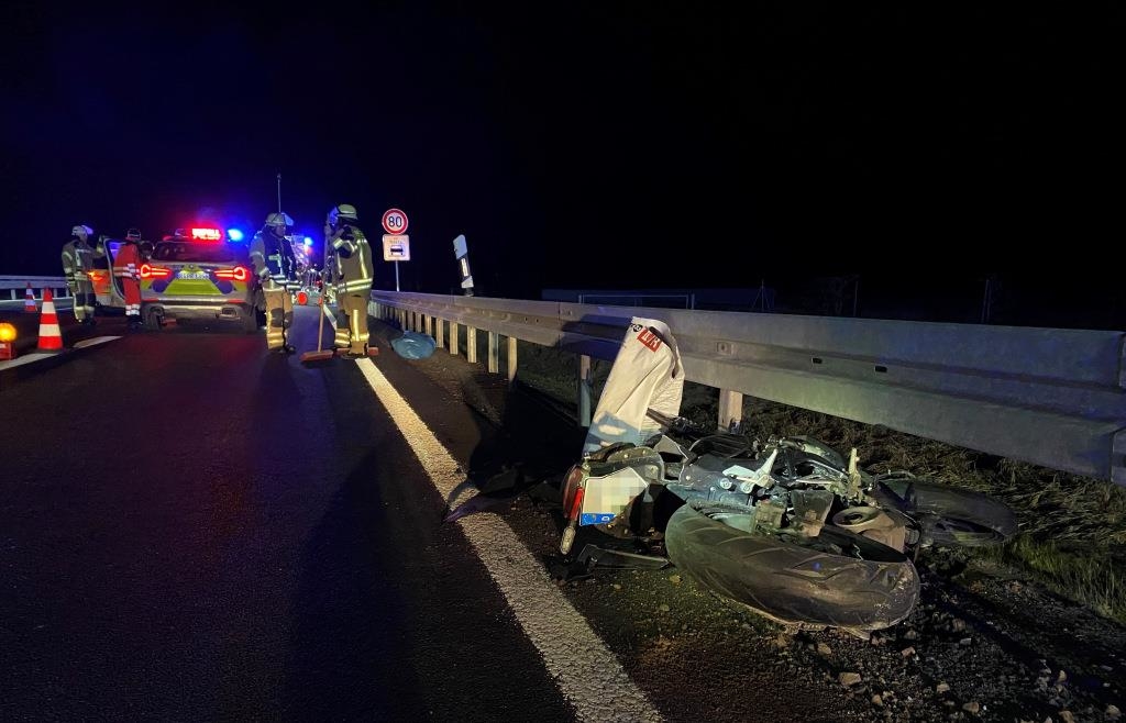 Unfall auf der A93: Autofahrer übersieht jungen Motorradfahrer (17) bei Schwandorf