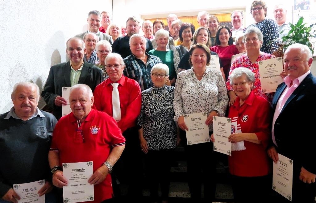 FCB-Fanclub ehrt treue Mitglieder