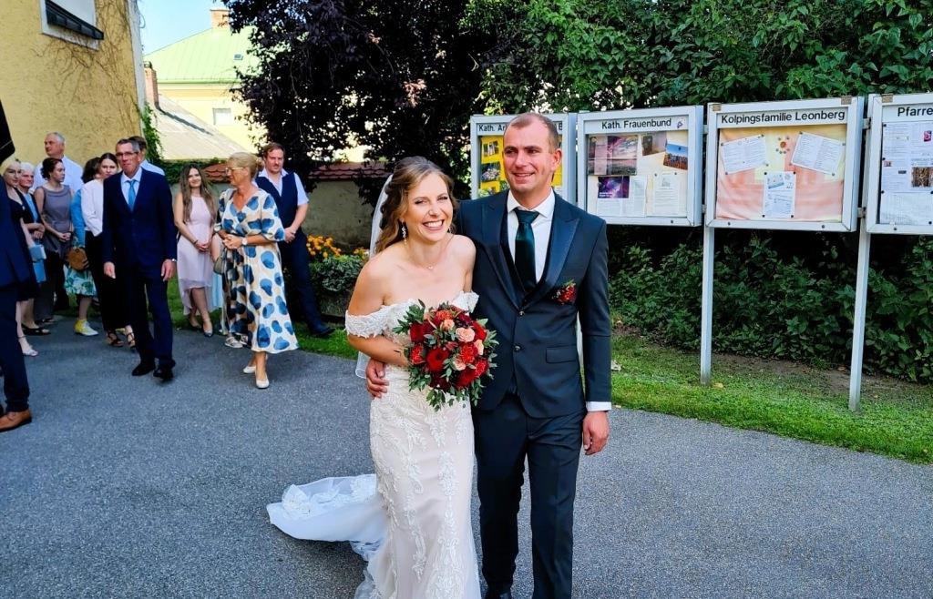 Ex-Bierkönigin ist unter der Haube: Großes Spalier für Elisabeth ...