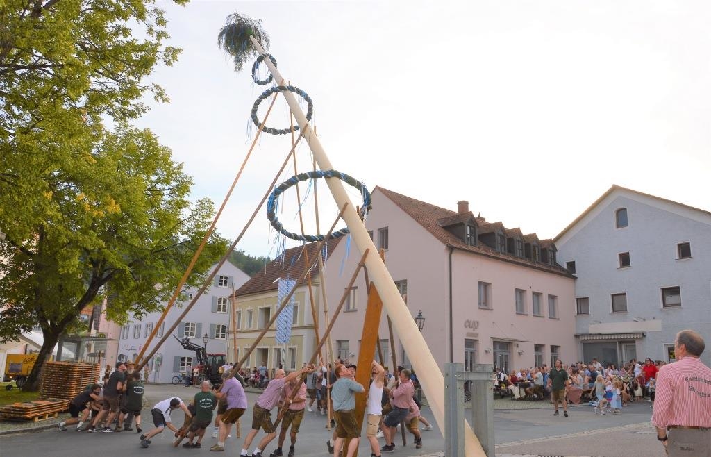 Breitenbrunner feiern Kirchweih: Kirwaburschen hieven 30-Meter-Fichte ...