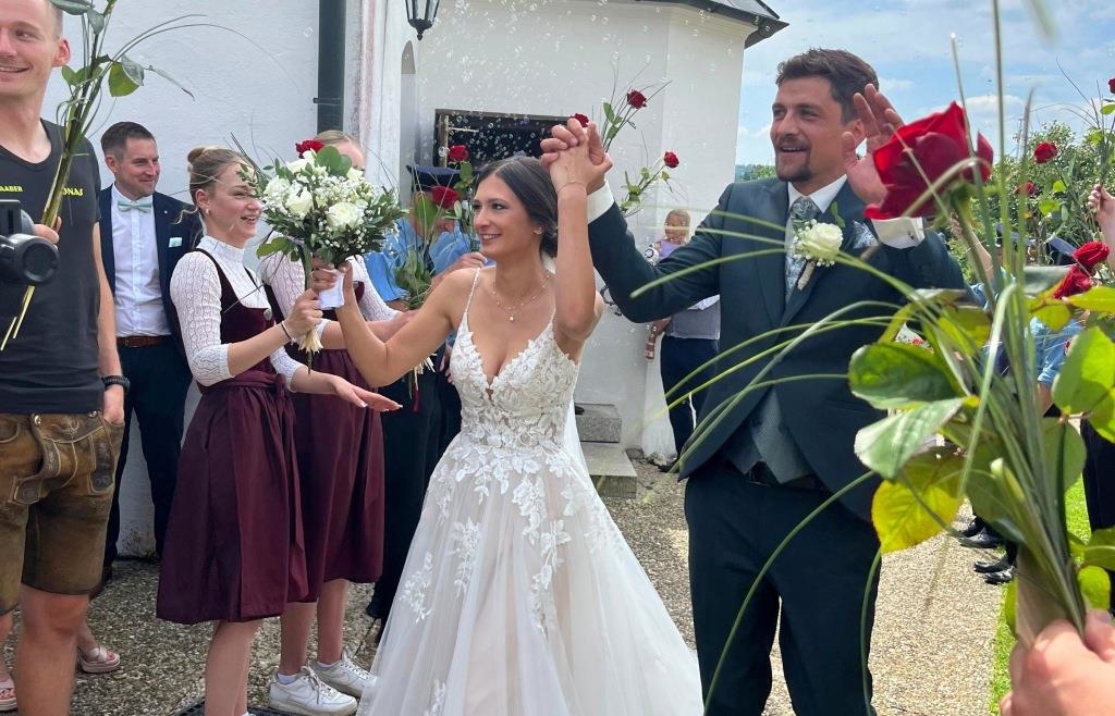 Nach der kirchlichen Trauung gab es für Theresa und Maximilian ein zünftiges Fest am Federhof
