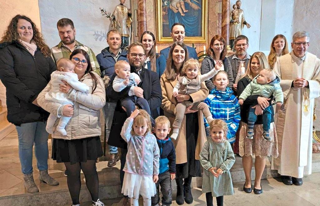 Taufe in Haubühl: Hannah Geiger, Levi Geiger, Josef Meindl und Kilian ...