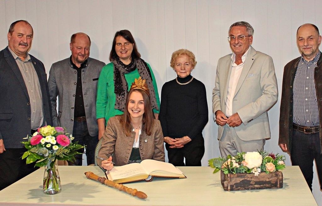 Waldkönigin Patricia Vogl hat sich im goldenen Buch ihrer ...