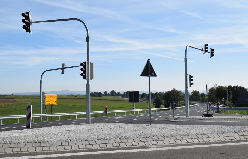 Die Ampel an der Bundesstraße bei Rötz steht – doch noch regeln ...