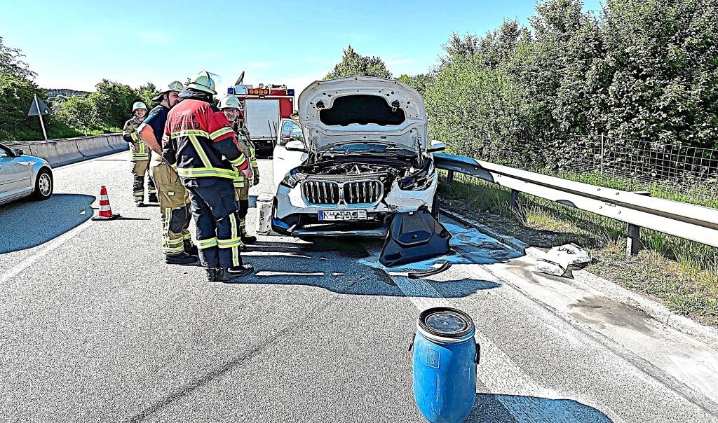 BMW-SUV nach Schleuderfahrt auf B85 bei Cham völlig zerstört