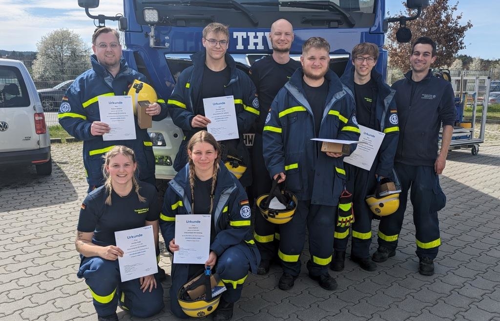 Der Hitze zum Trotz: Sieben Amberger absolvierten die Grundlagenausbildung des THW