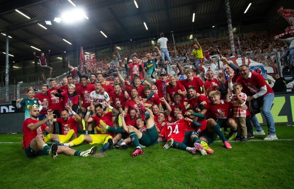 Regensburg feiert die Jahn-Helden: Alle Infos zur Aufstiegs-Party am ...