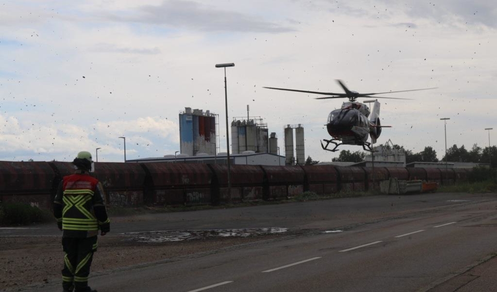 Unfall beim Abbiegen in Schwarzenfeld: Motorradfahrer (17) kommt mit Heli in Klinik
