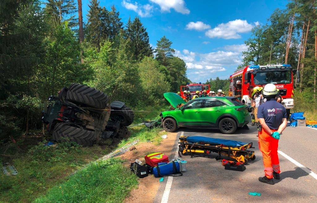 Zusammenstoß zwischen Traktor und Mähdrescher: Suche nach Ursache für Unfall bei Teublitz läuft